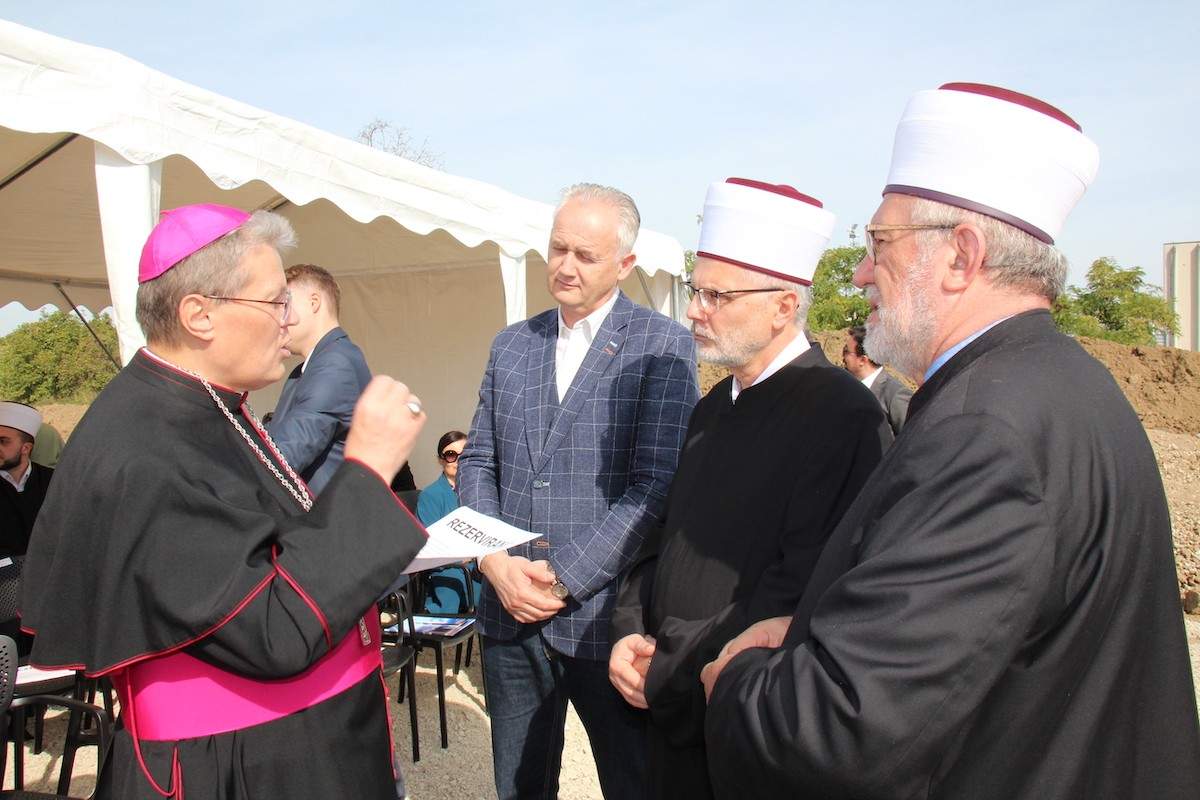 Svečano položen kamen temeljac za Islamski centar u Osijeku, biskup dao ...