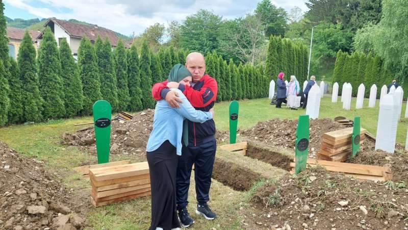 Klanjana dženaza za šest žrtava zločina u Bratuncu: Pucali su i na bebe ...