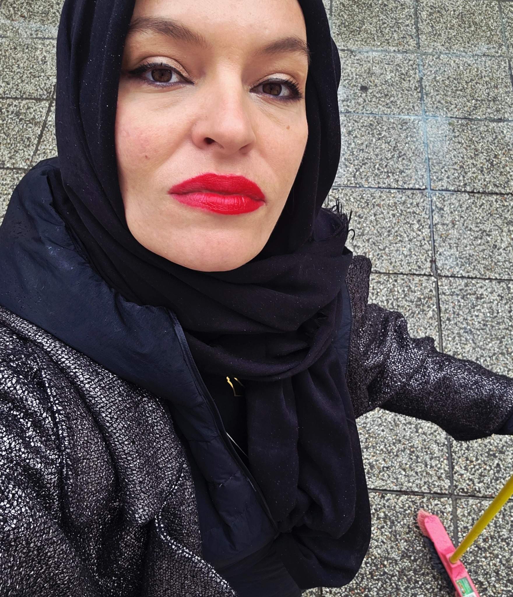 To je Sarajevo: Emina Hodžić Adilović očistila uvredljive grafite ...