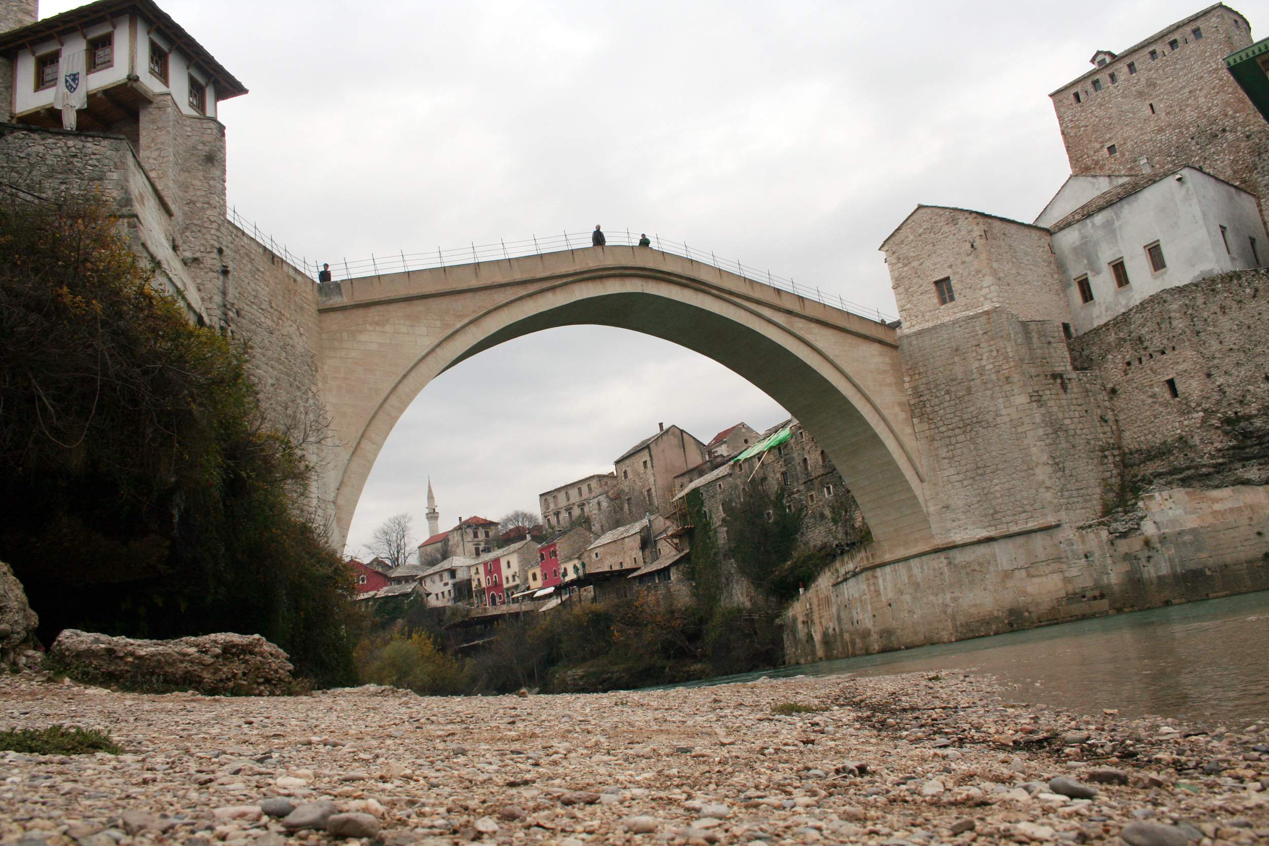 Urbicid: Prije 32 godine granatama HVO-a srušen Stari most u Mostaru | INS