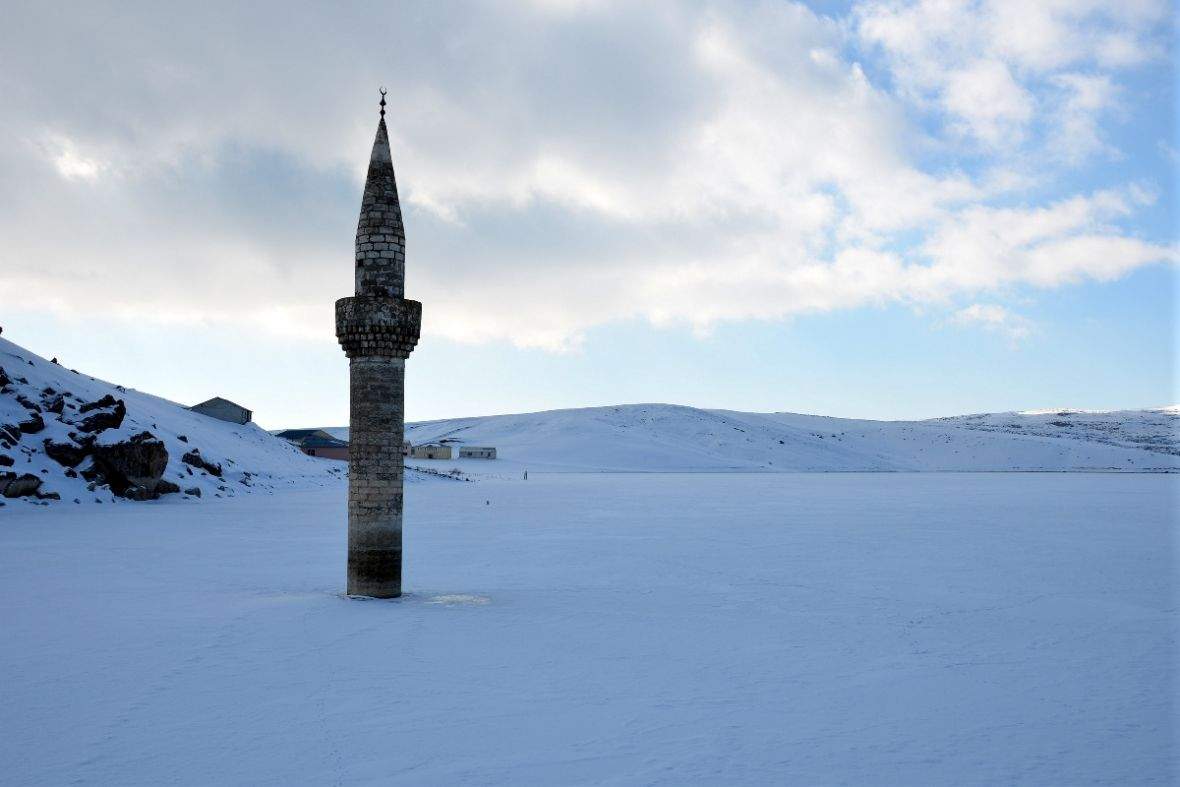 Munara viri iz zaleđenog jezera u Turskoj (Foto) | INS
